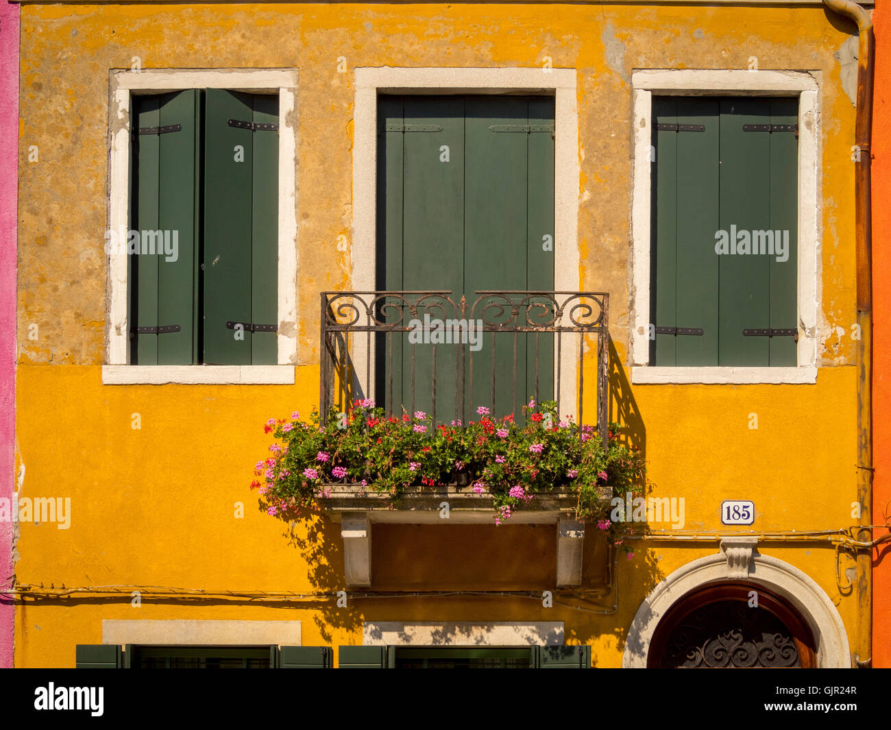 Painted window box windowbox hi-res stock photography and images - Alamy