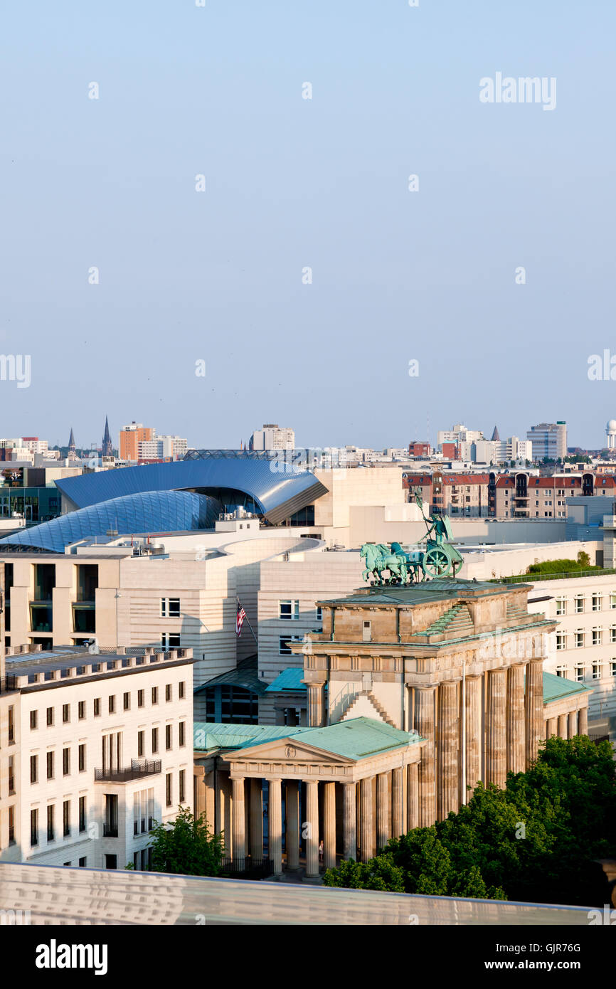 Brandenburg gate unter den linden in in front sign hi-res stock photography and images - Alamy