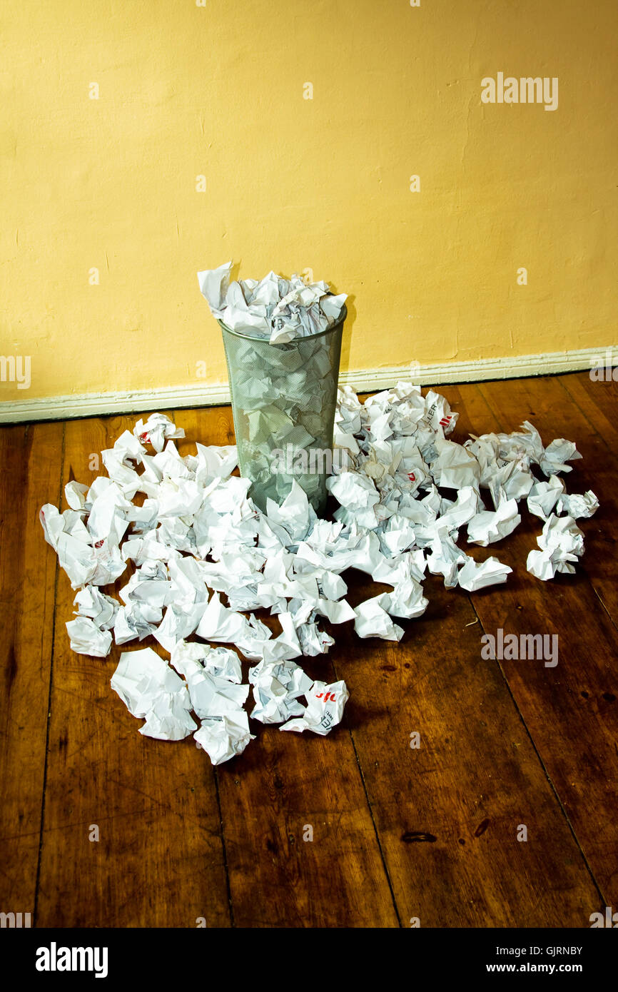 office throw away wastepaper basket Stock Photo - Alamy