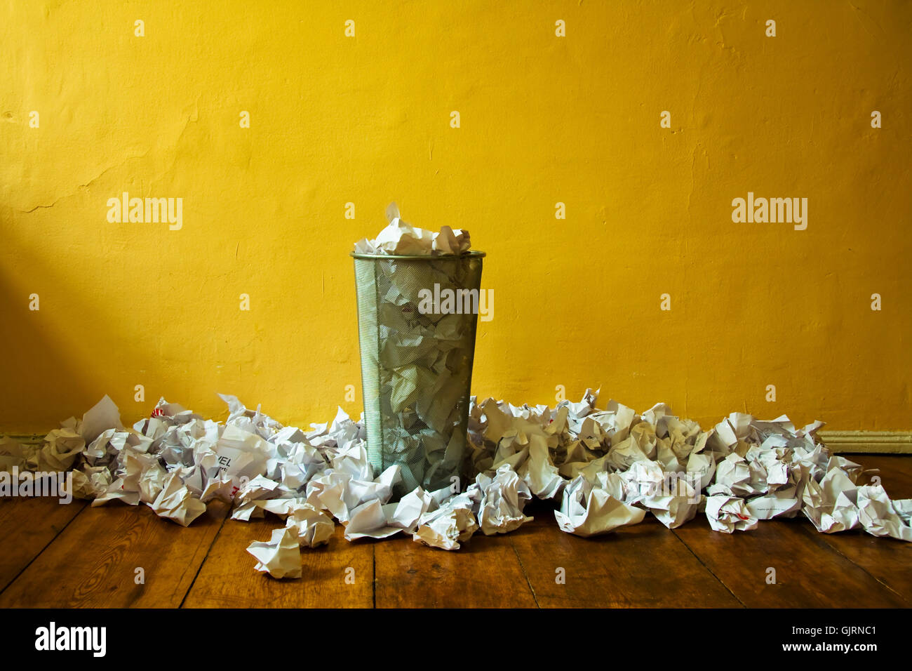 office throw away wastepaper basket Stock Photo - Alamy
