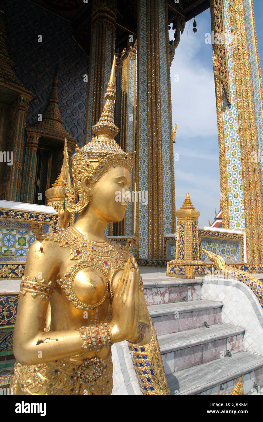 Female buddhist statue hi-res stock photography and images - Alamy