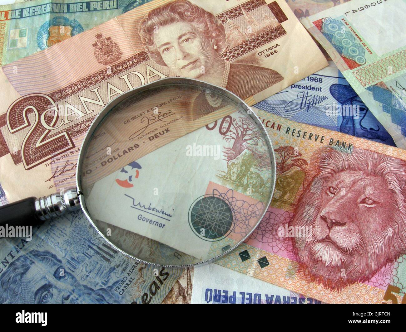 currency bank note magnifier Stock Photo - Alamy