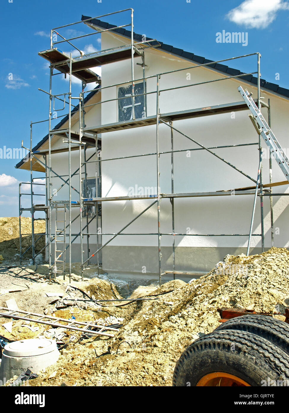 Scaffolding house hi-res stock photography and images - Alamy