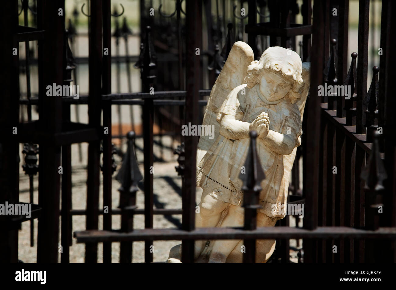 Cement angel statue hi-res stock photography and images - Alamy