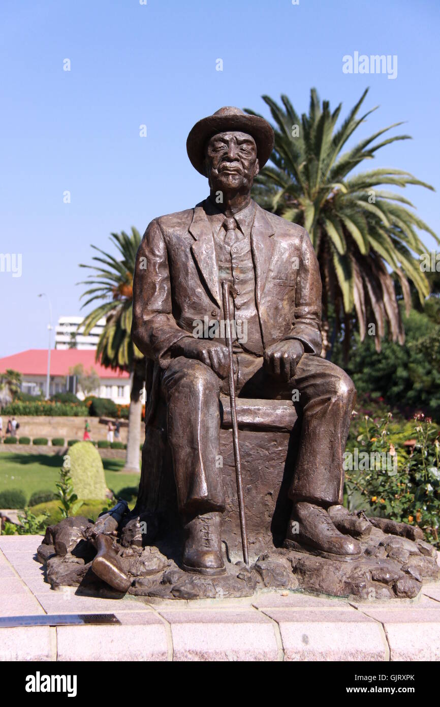 Bronze statue man sitting in hi-res stock photography and images - Alamy