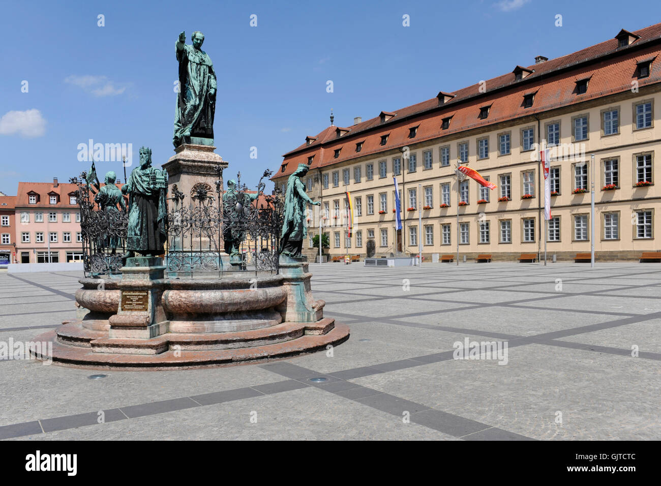 Town hall and statue hi-res stock photography and images - Alamy