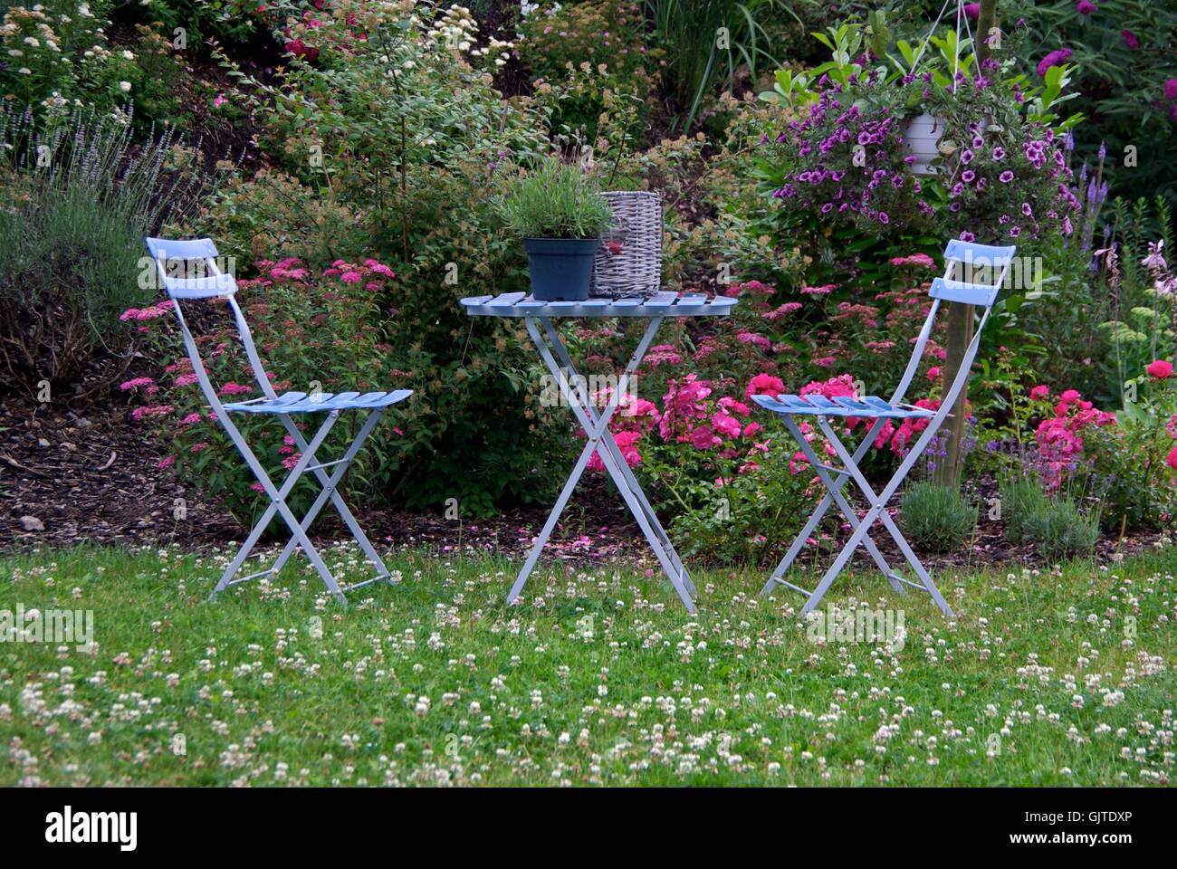 Garden table chairs lawn relaxing hi-res stock photography and images ...