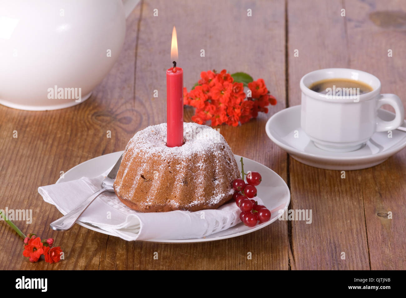 Small cake hi-res stock photography and images - Alamy