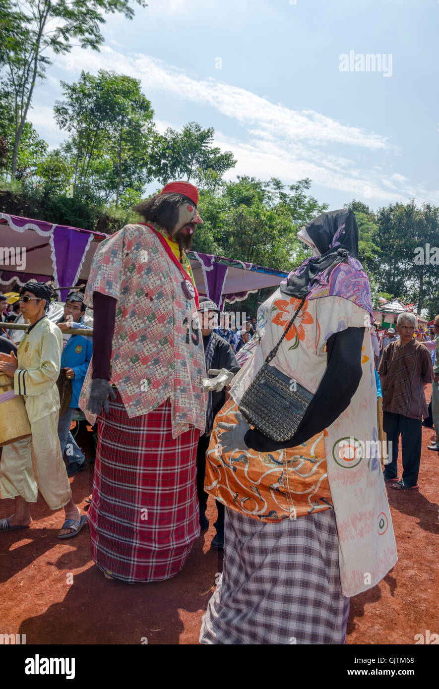 Puppets giant hi-res stock photography and images - Alamy