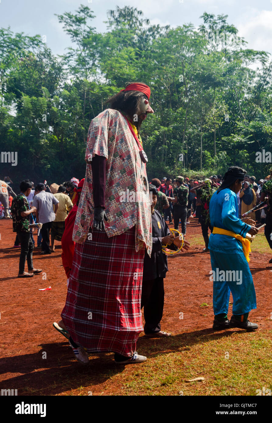 Puppets giant hi-res stock photography and images - Alamy