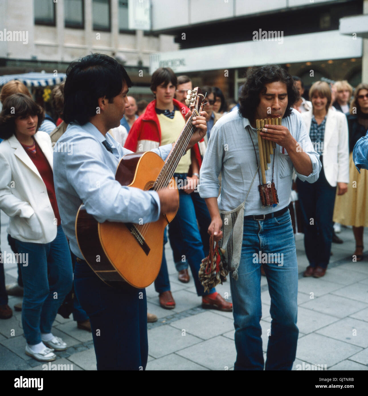 München, 1985. Innenstadt. Zwei Strassenmusiker in der Fußgängerzone ...