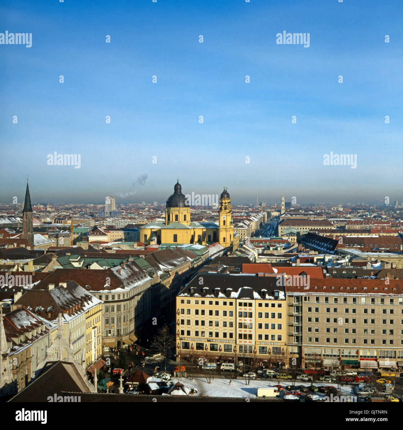 München, 1985. Stadtzentrum, Blick zur Theatinerkirche St. Kajetan ...