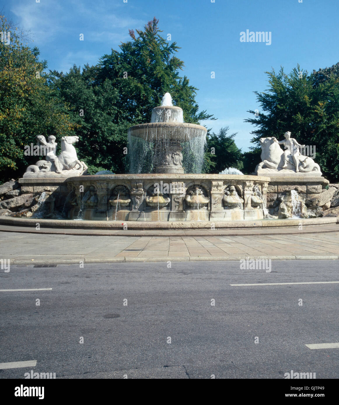 München, 1985. Innenstadt. Wittelsbacher Brunnen zwischen Lenbachplatz ...