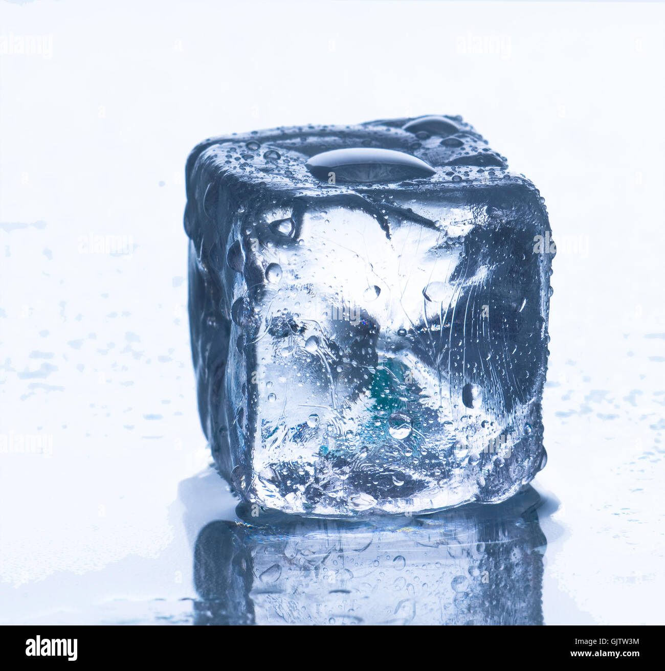 Melting ice cube hi-res stock photography and images - Alamy