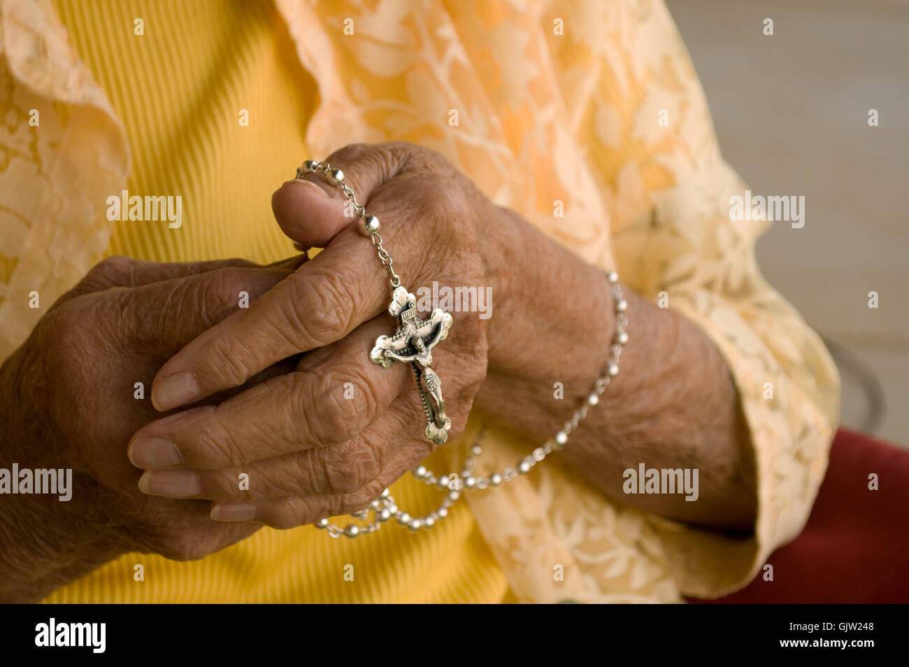 Old woman hand prayer beads hi-res stock photography and images - Alamy
