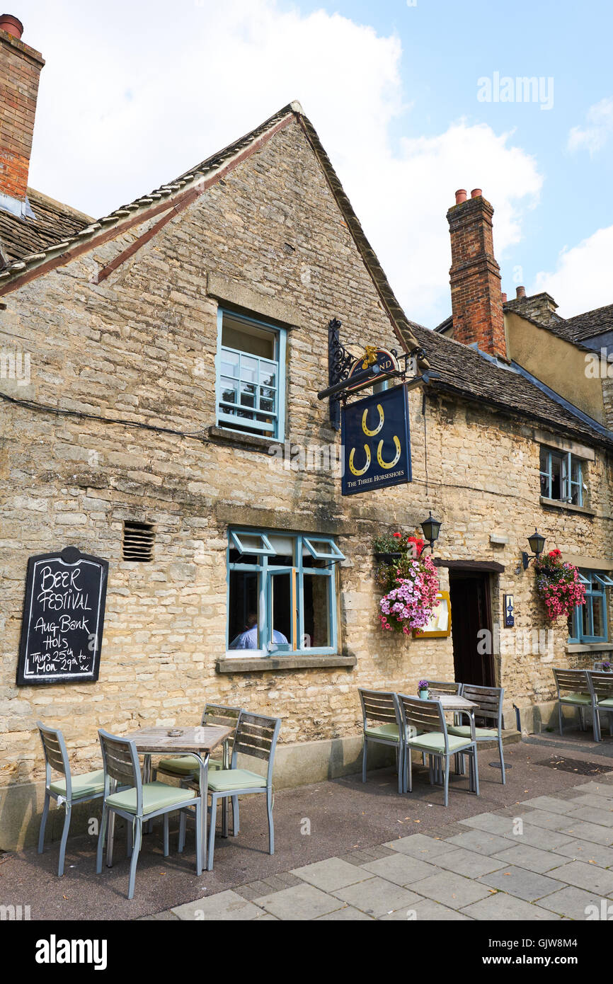 The three horseshoes pub hi-res stock photography and images - Alamy