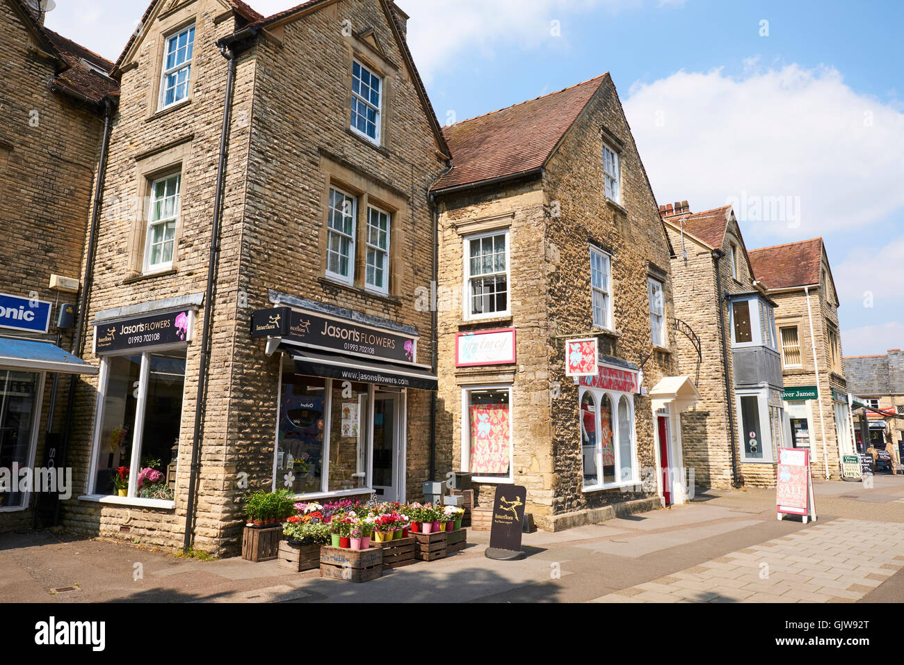 Shops high street hi-res stock photography and images - Alamy