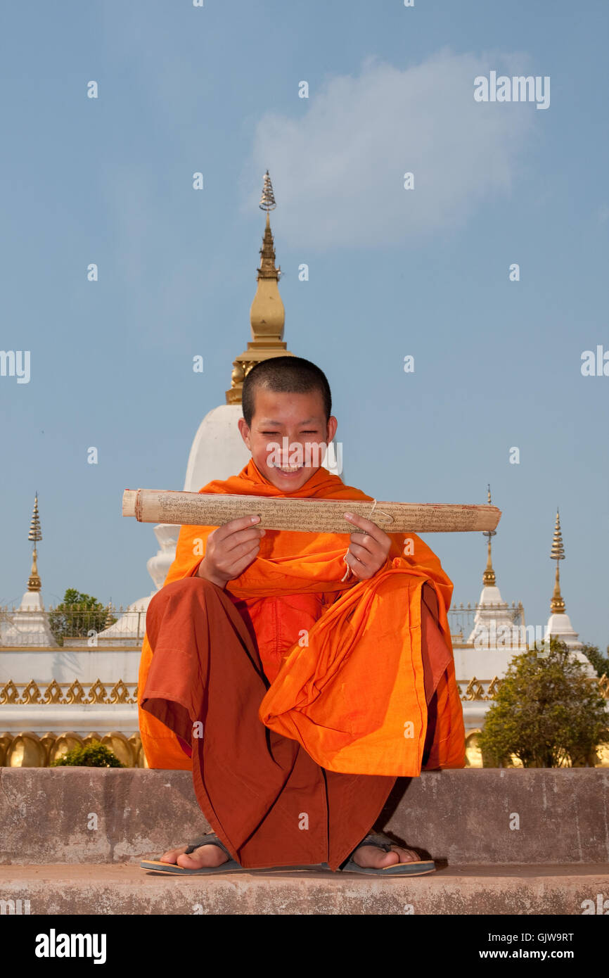 Novice monk by temple hi-res stock photography and images - Alamy