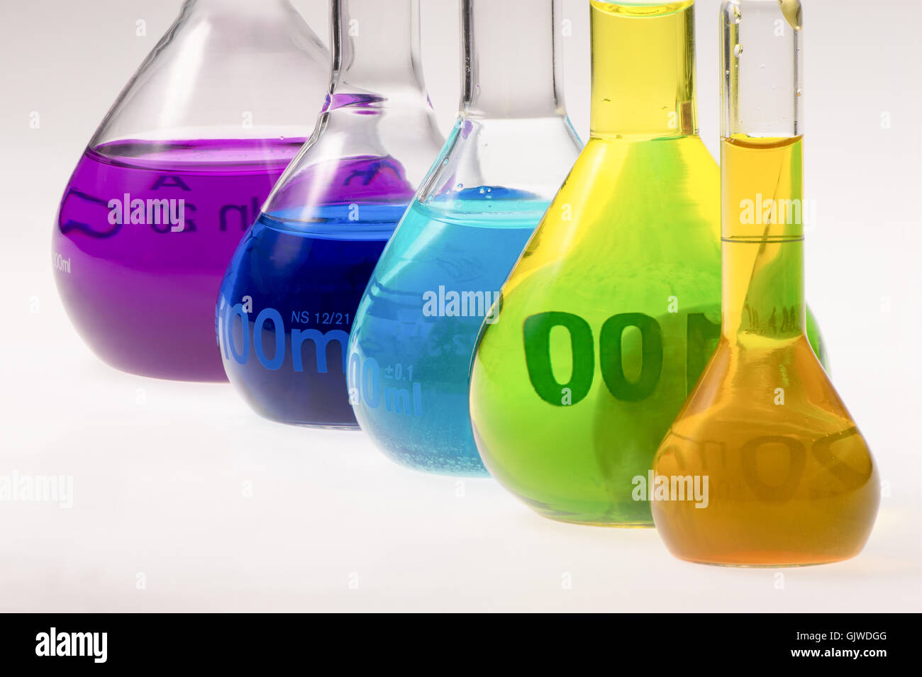 Flasks in a laboratory hi-res stock photography and images - Alamy