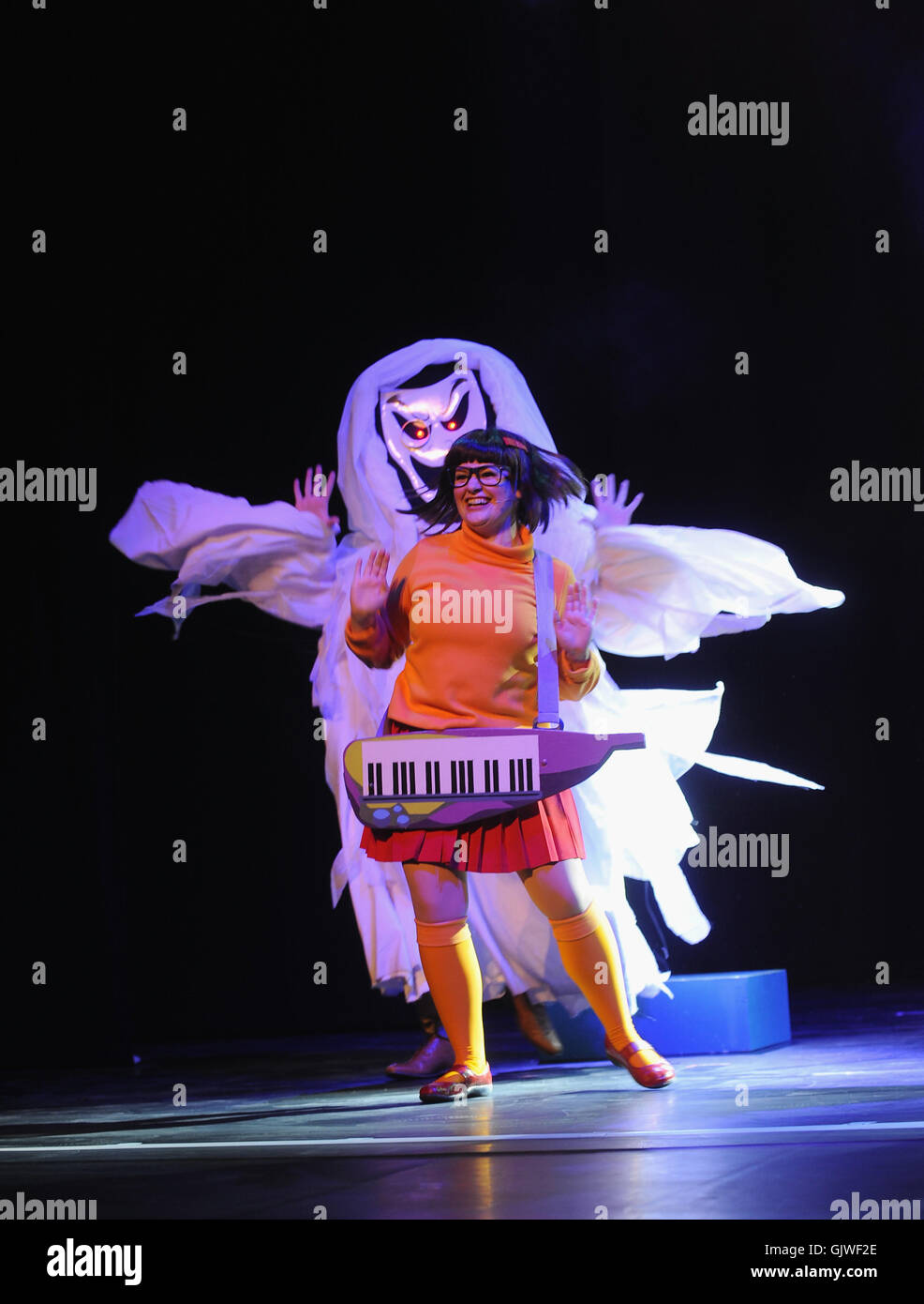 Velma scooby hi-res stock photography and images - Alamy