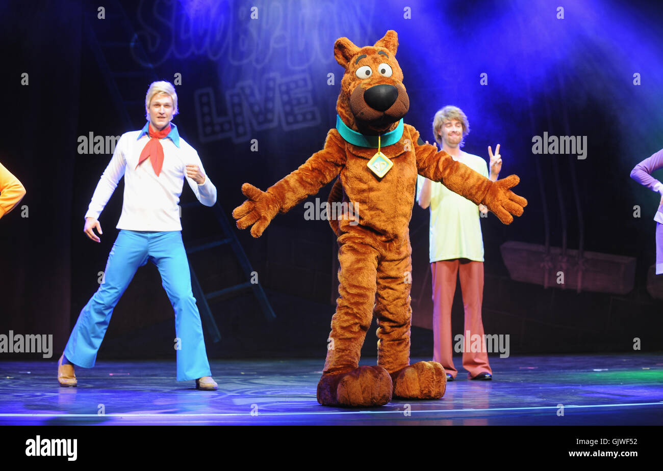 Scooby doo daphne fred velma daphne hi-res stock photography and images ...