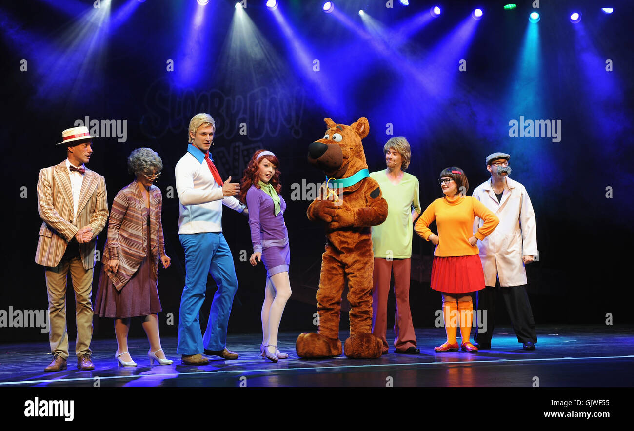 Daphne, velma, scooby doo hi-res stock photography and images - Alamy