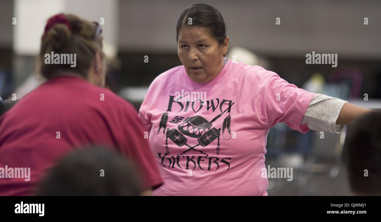 Elgin, Florida, USA. 8th Nov, 2016. A woman tries to guess who has the ...