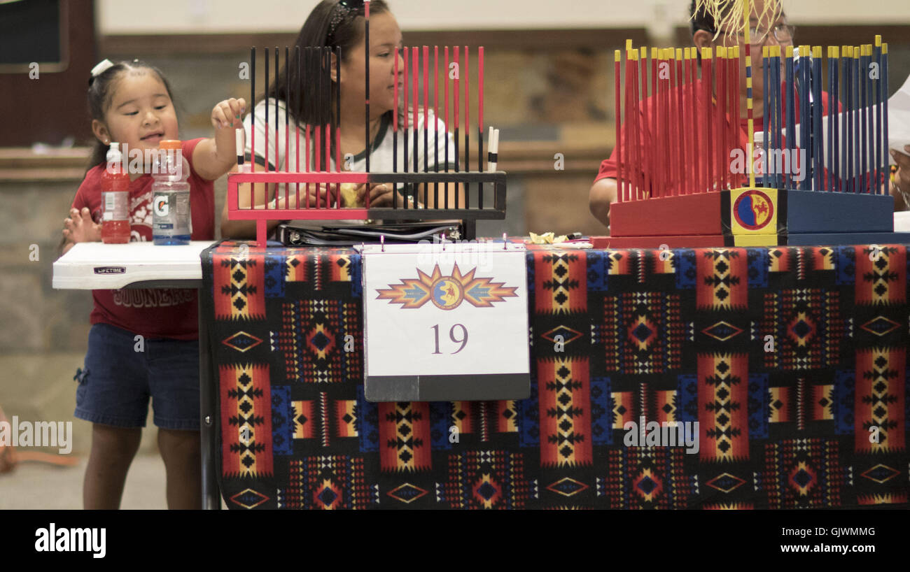 Elgin, Florida, USA. 8th Nov, 2016. A young girl plays with the scoring ...