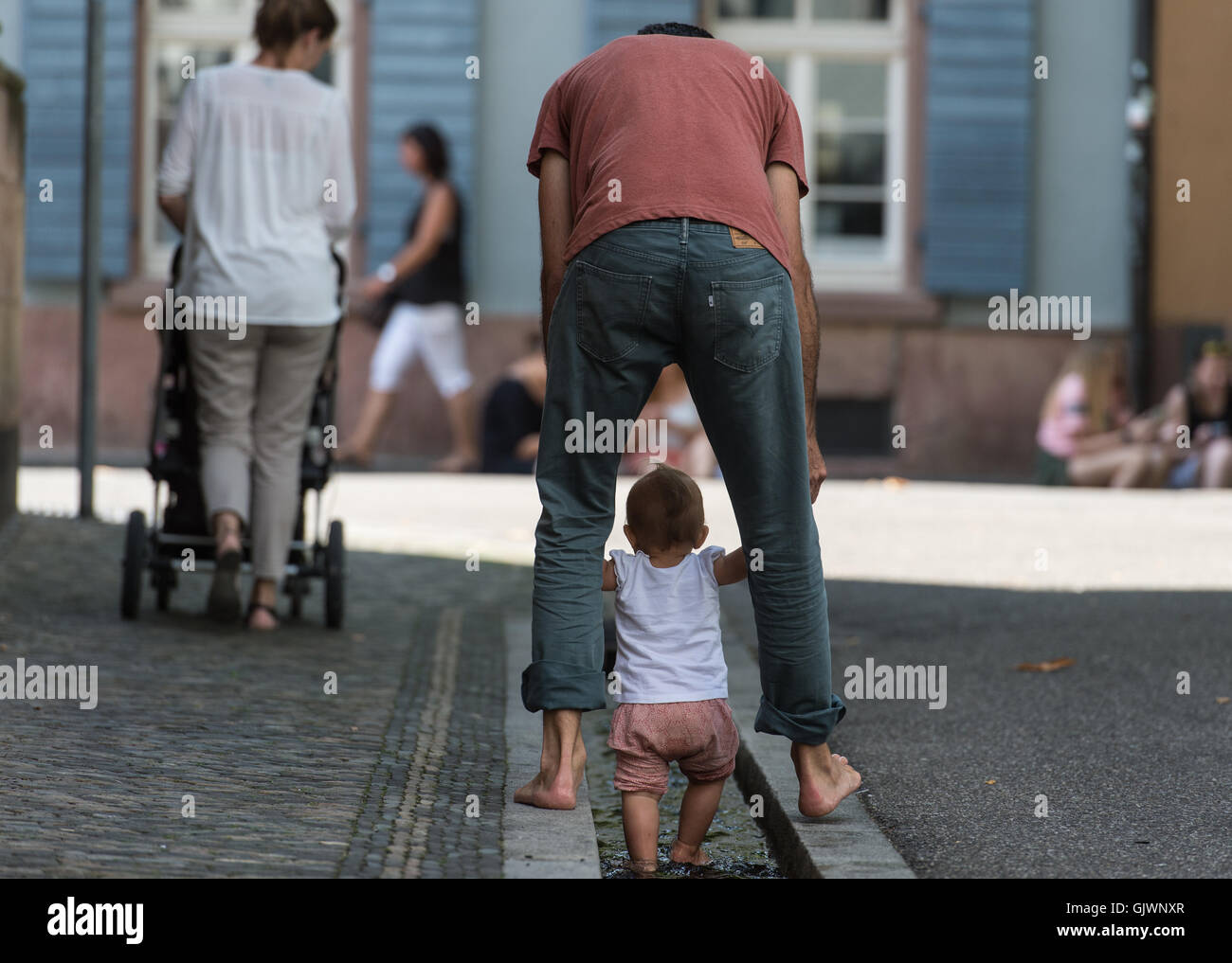 Freiburg, Germany. 17th Aug, 2016. A French father and his daughter ...