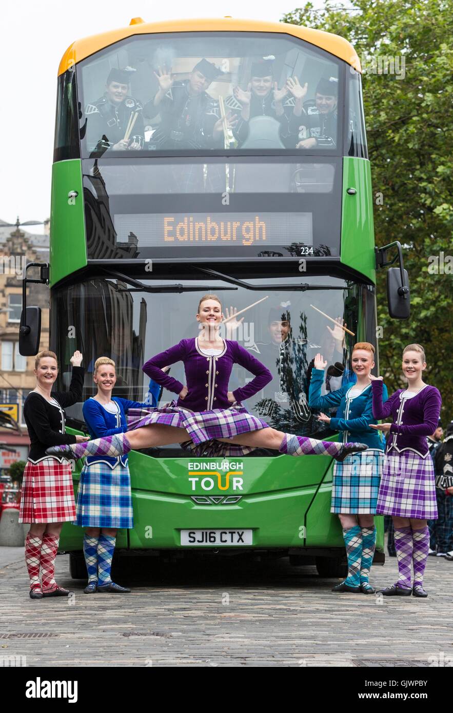 Edinburgh, Scotland, UK. 18th August, 2016. Military Tattoo pipers ...