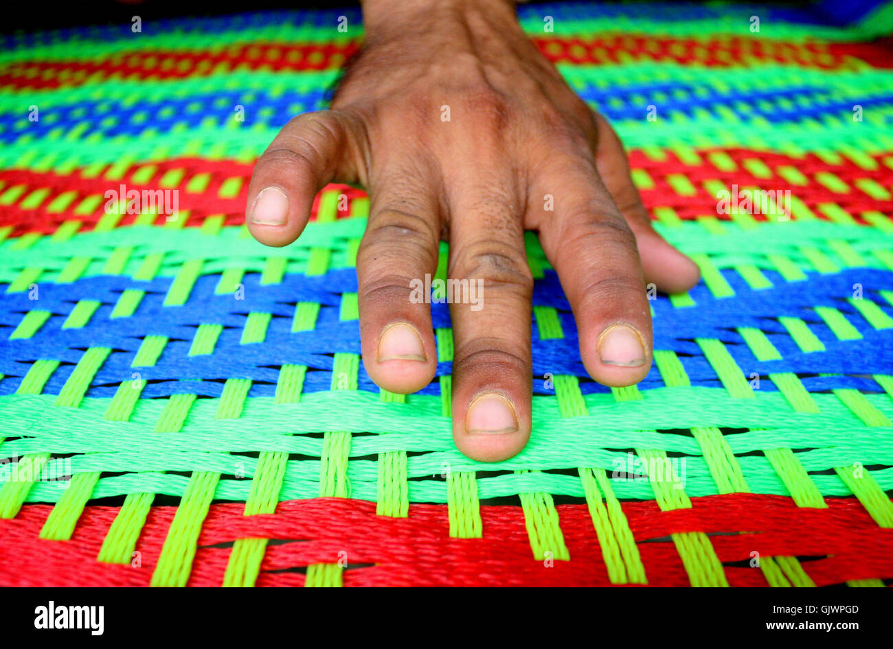Peshawar, Pakistan. 18th Aug, 2016. A man knits a traditional woven bed ...