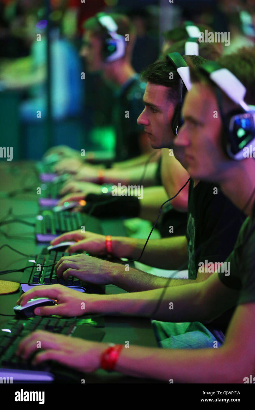 Cologne, Germany. 18th Aug, 2016. Visitors try out a game at the ...