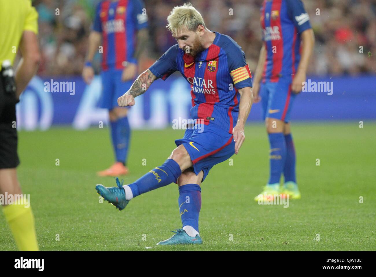 Lionel messi of barcelona shooting hi-res stock photography and images ...