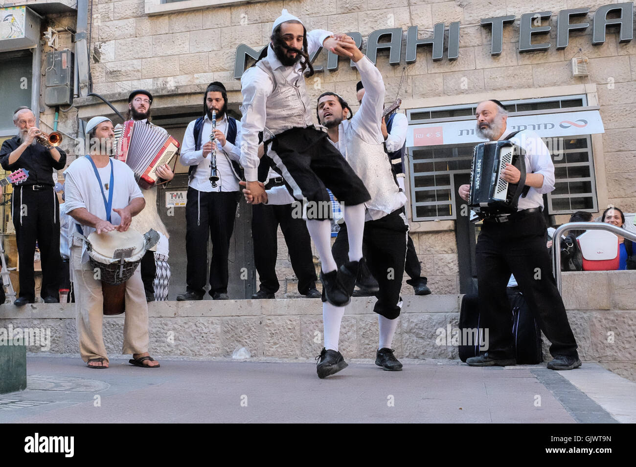 Jerusalem, Israel. 18th August, 2016. Musicians, dancers and acrobatic ...