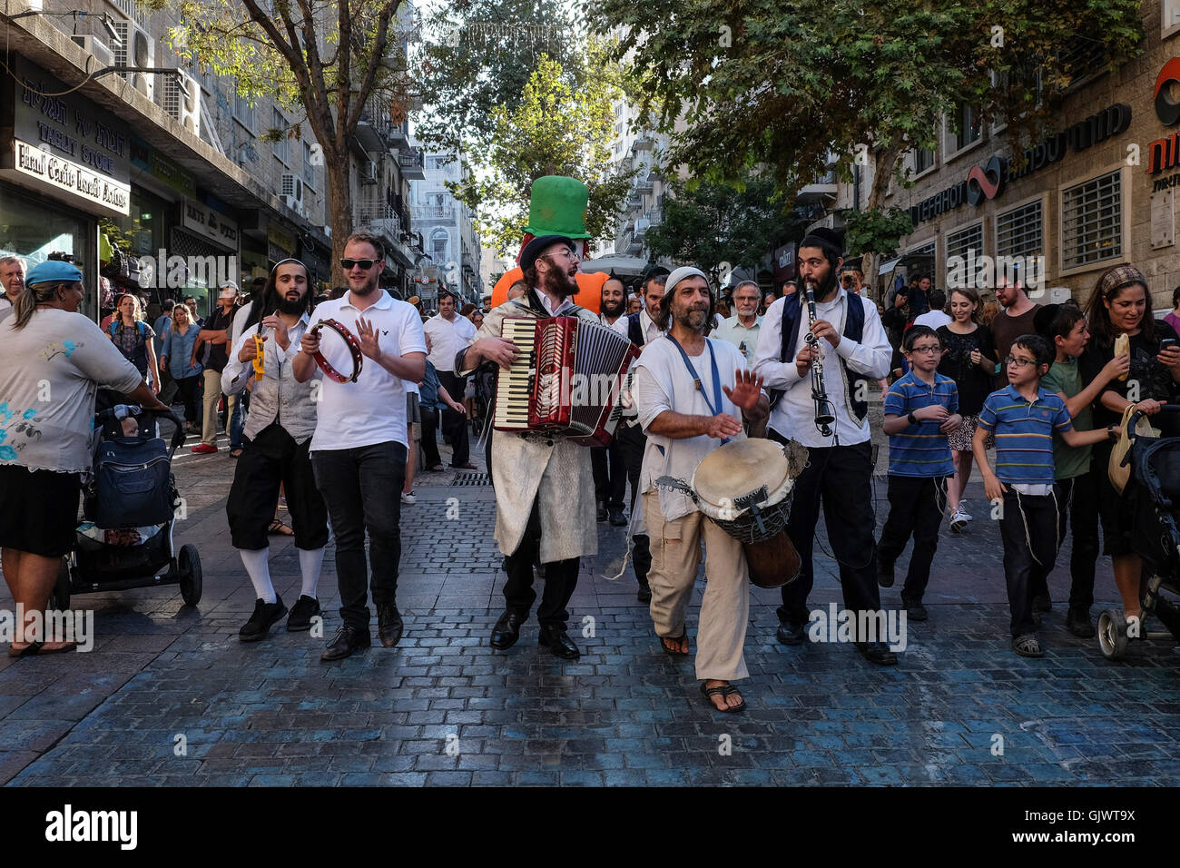 Jerusalem, Israel. 18th August, 2016. Musicians, dancers and acrobatic ...