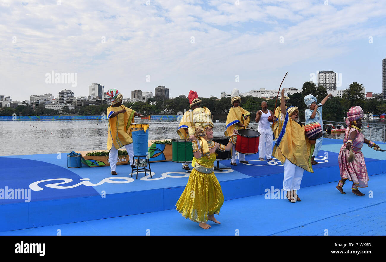 Entertainment pictures alamy hi-res stock photography and images - Alamy