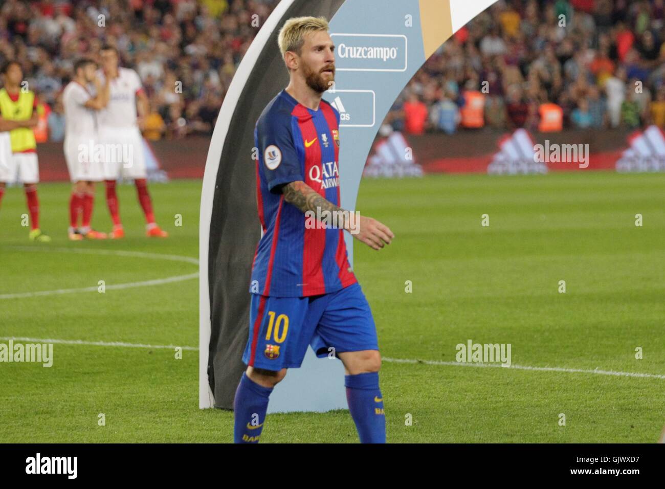Barcelona, Spain. August 17 2016.Lionel Messi captain receiving the ...
