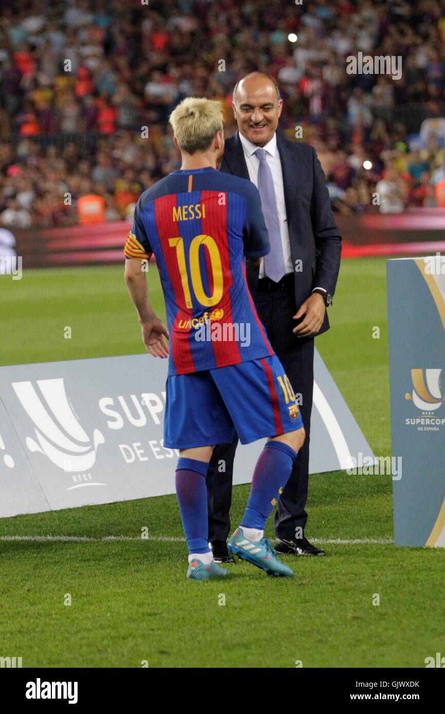 Barcelona, Spain. August 17 2016.Lionel Messi captain receiving the ...