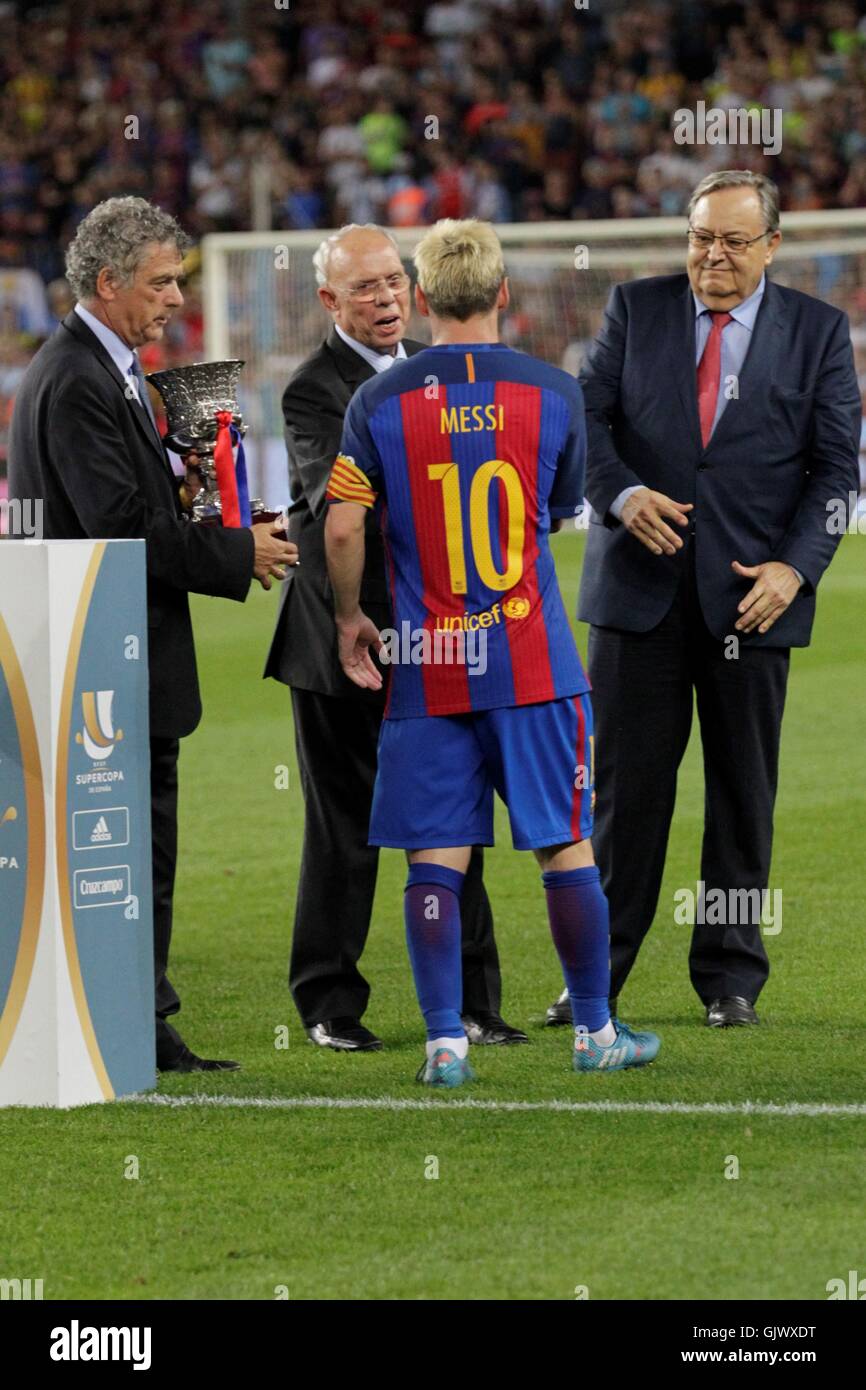 Barcelona, Spain. August 17 2016.Lionel Messi captain receiving the ...