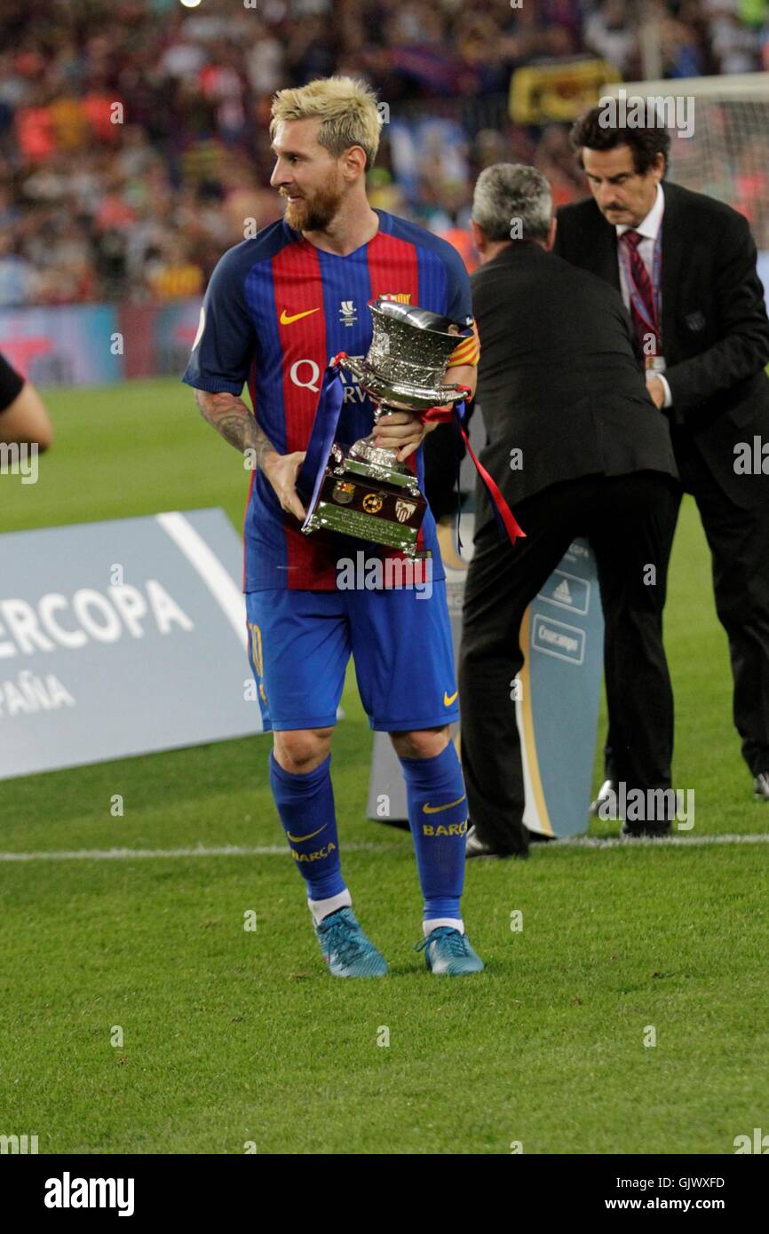 Barcelona, Spain. August 17 2016.Lionel Messi captain receiving the ...