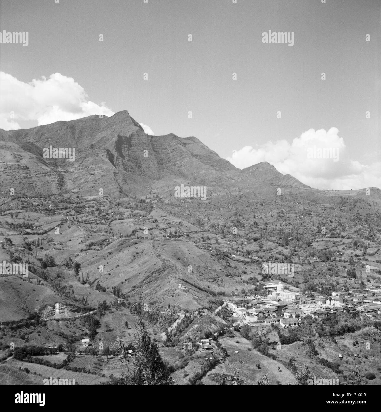 Blick auf Ubaque, Kolumbien 1960er Jahre. View of Ubaque, Colombia ...