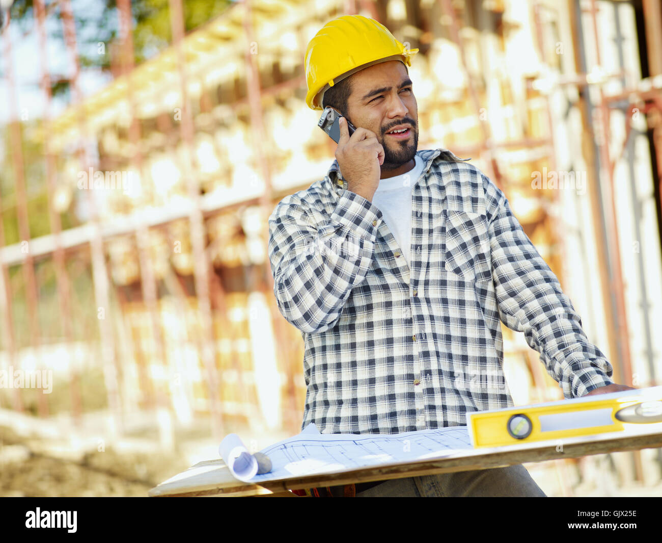 Workers looking mobile phone hi-res stock photography and images - Alamy