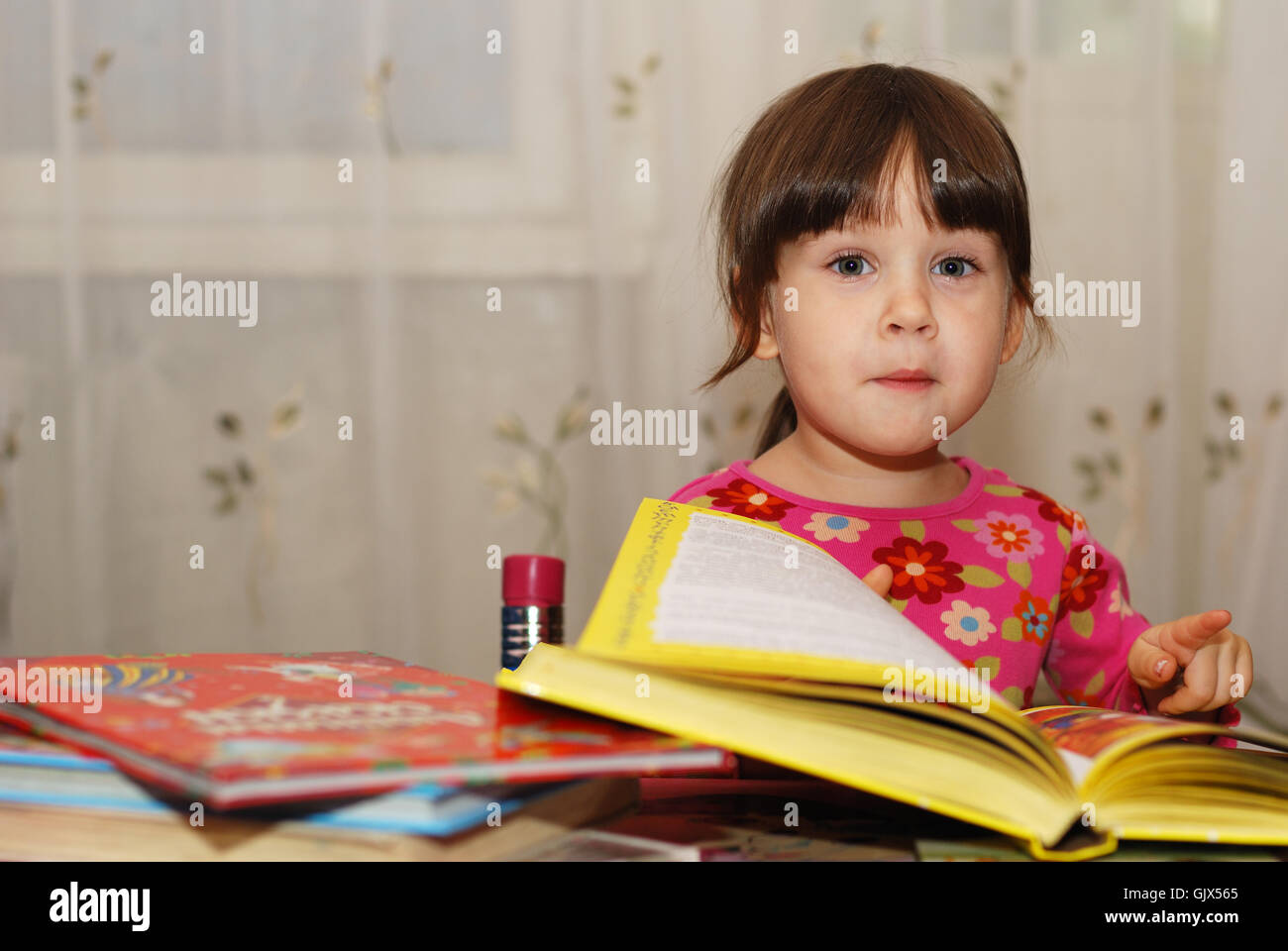 child reading the book Stock Photo - Alamy