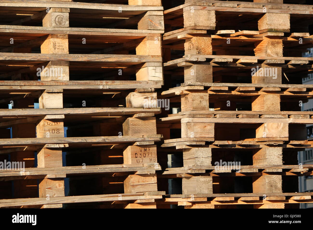 Stack wooden palettes hi-res stock photography and images - Alamy