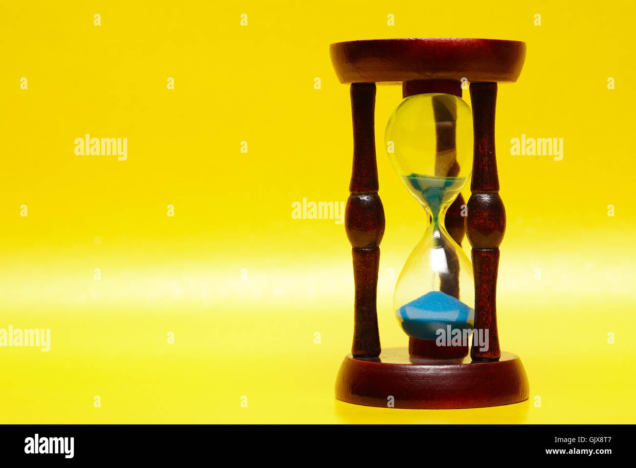 Yellow hourglass hi-res stock photography and images - Alamy