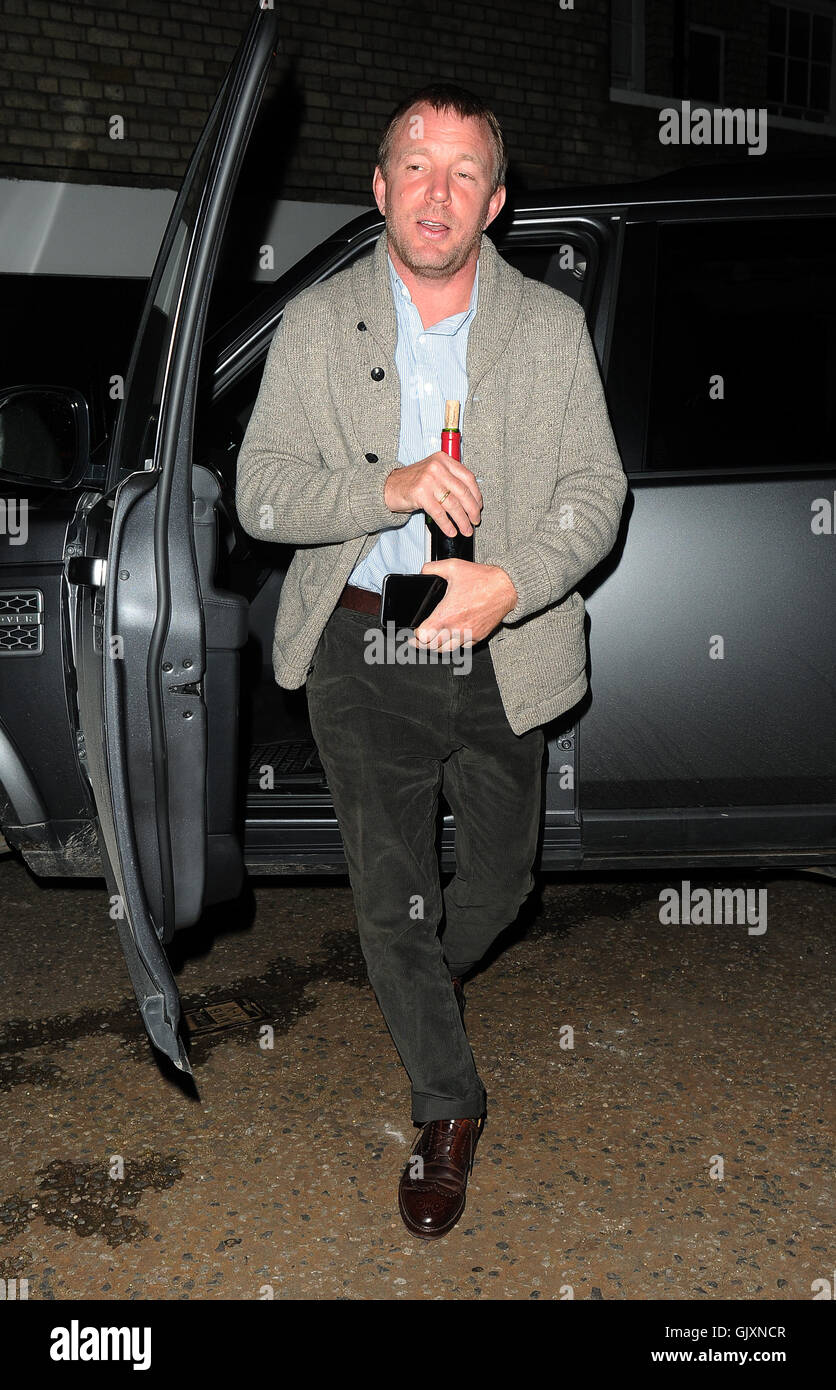 Guy Ritchie seen arriving at Madonnas London home with a bottle of wine ...