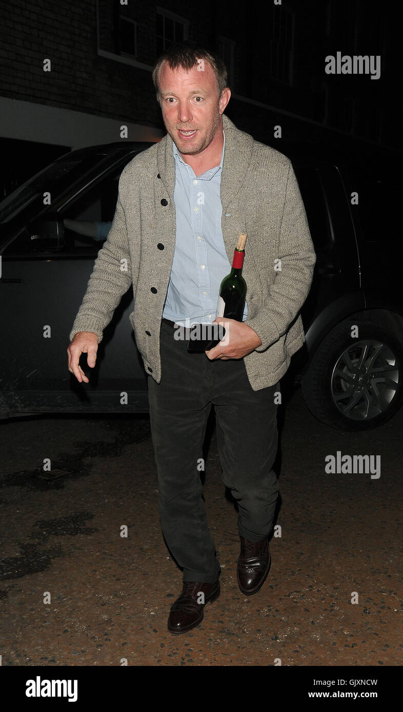 Guy Ritchie seen arriving at Madonnas London home with a bottle of wine ...