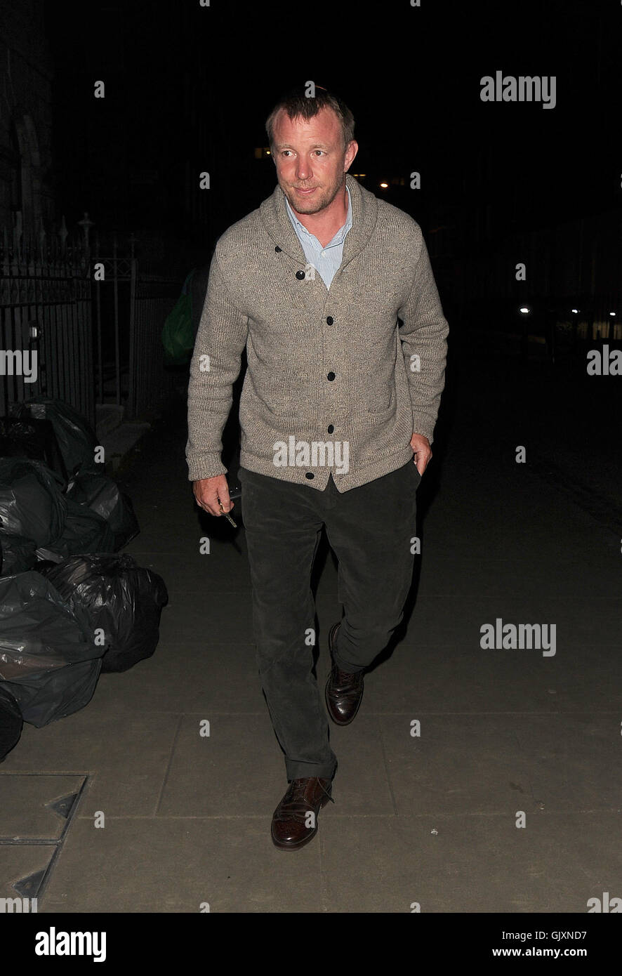 Guy Ritchie seen arriving at Madonnas London home with a bottle of wine ...
