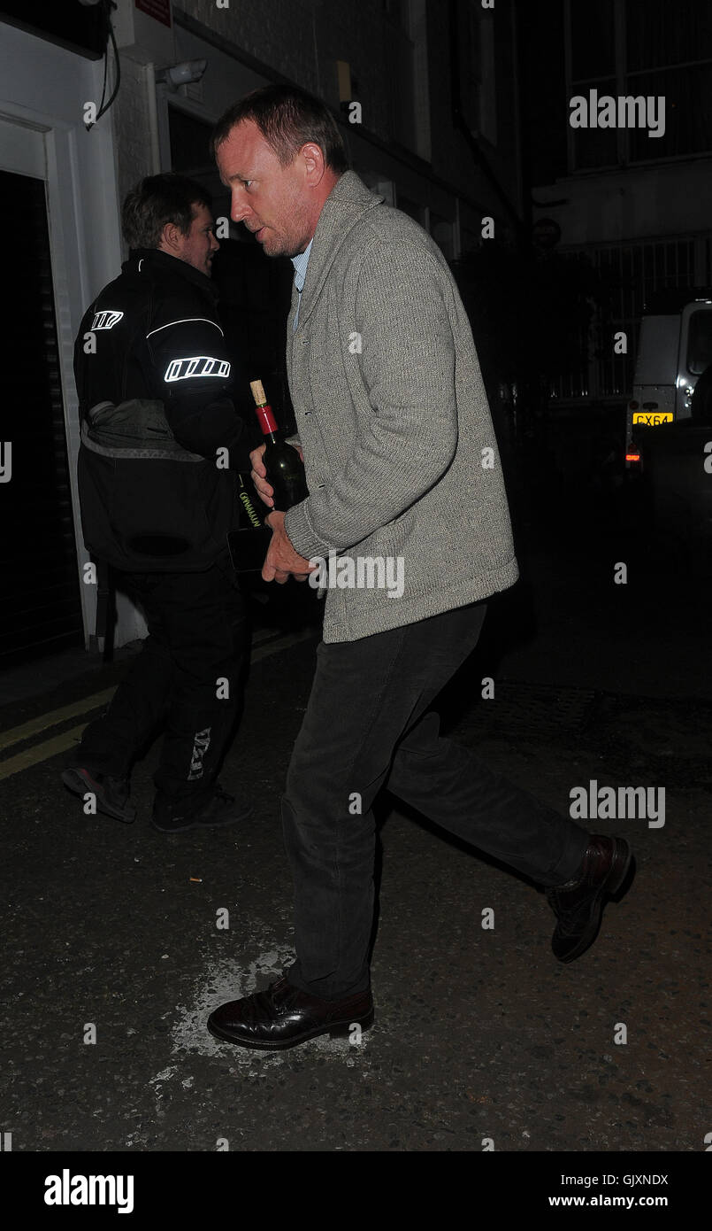 Guy Ritchie seen arriving at Madonnas London home with a bottle of wine ...