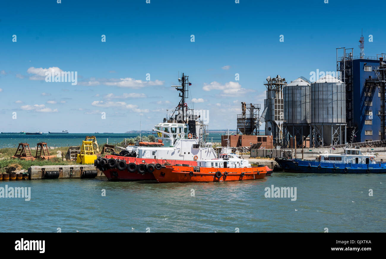 Tugboat moored in the port Stock Photo - Alamy